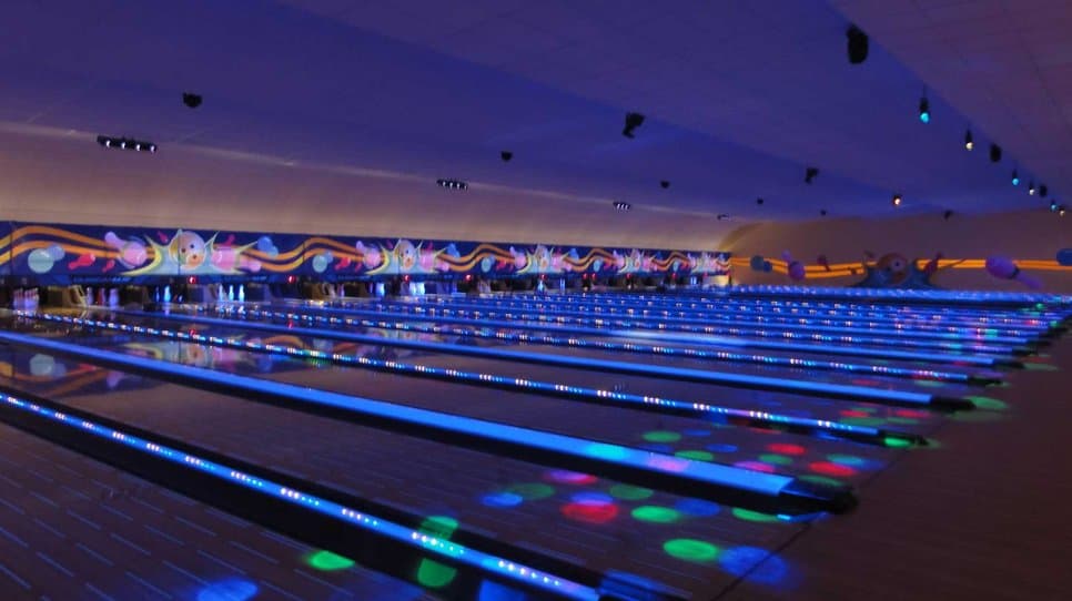 AMF Bowling to acquire Hollywood Bowl